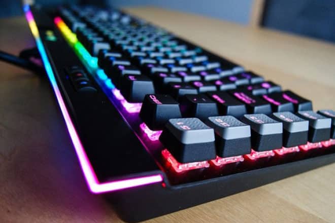 Bàn phím chơi game tốt nhất: Chọn Logitech, Razer hay Ducky?